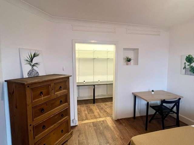 Room in shared apartment for rent in Kendal Road, London