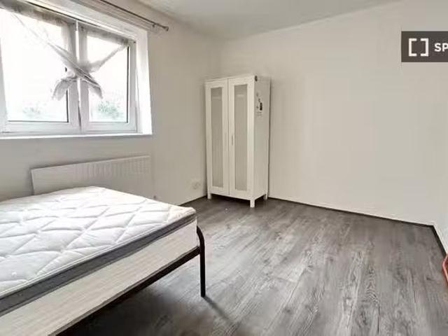 Room in shared apartment for rent, Weavers, London