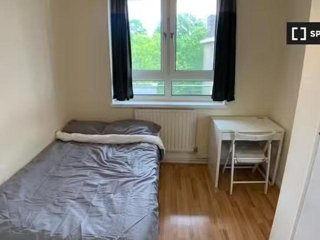 Room in shared apartment in Cambridge Heath, London