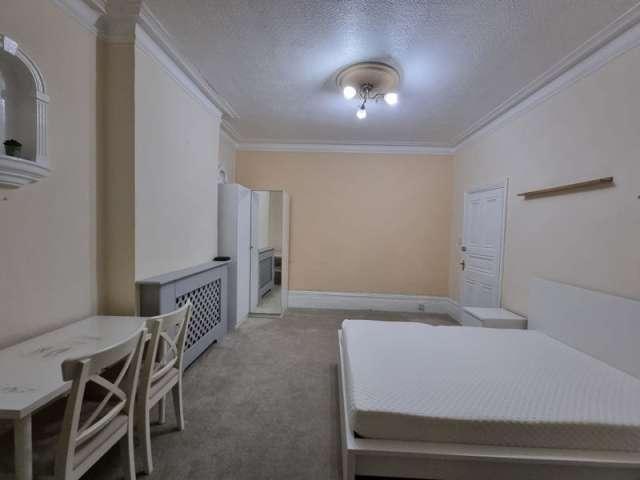 Room in shared apartment in Croydon