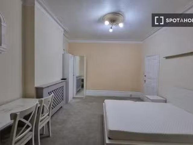 Room in shared apartment in Croydon