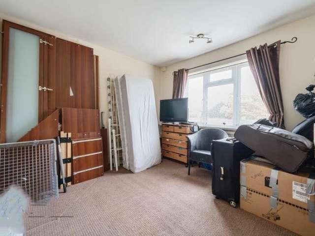 Room in shared apartment in Hornchurch
