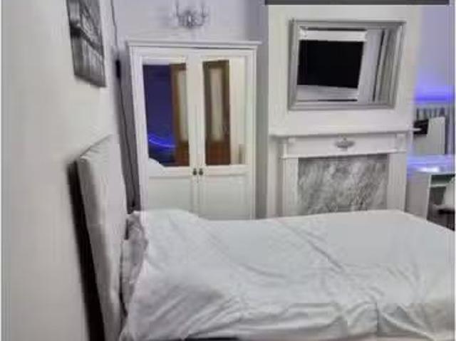 Room in shared apartment in London