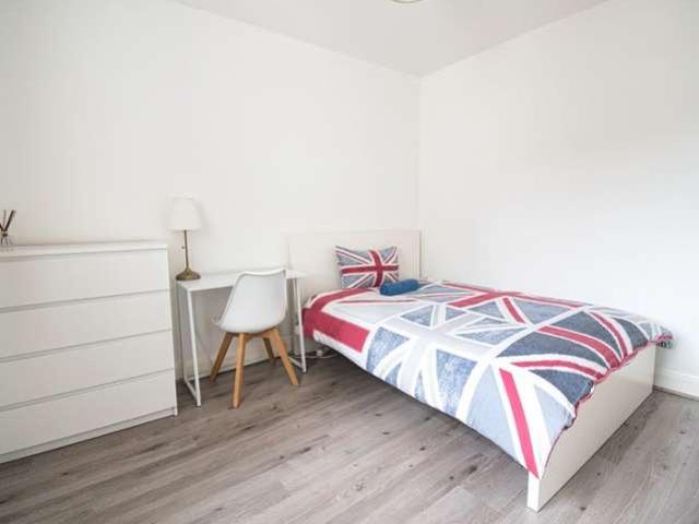 Room in shared apartment for rent in London