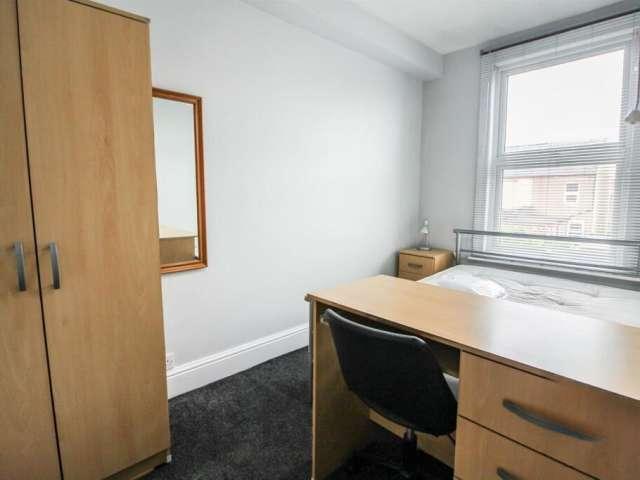 Room in shared apartment in Nottingham