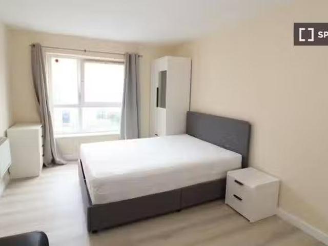 Room in shared flat for rent in Millwall, London