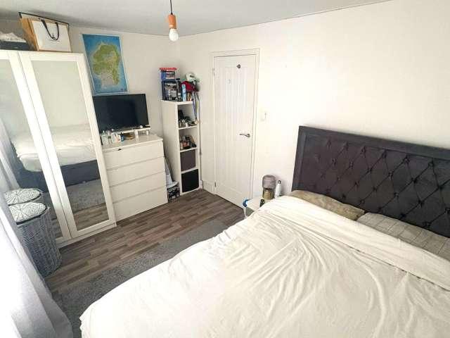 Room in shared flat for rent in Ashburton, London