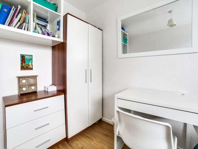 Room in shared flat for rent in Bow East, London
