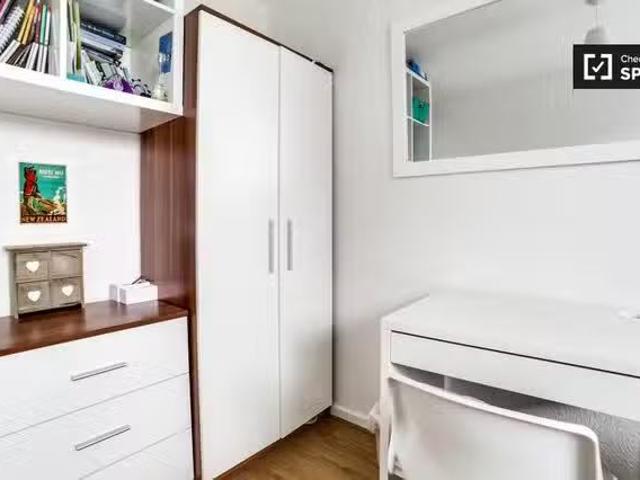 Room in shared flat for rent in Bow East, London