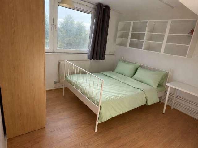 Room in shared flat for rent in Caledonian, London