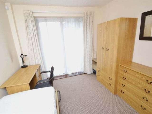 Room in shared flat for rent in Clifton Estate North