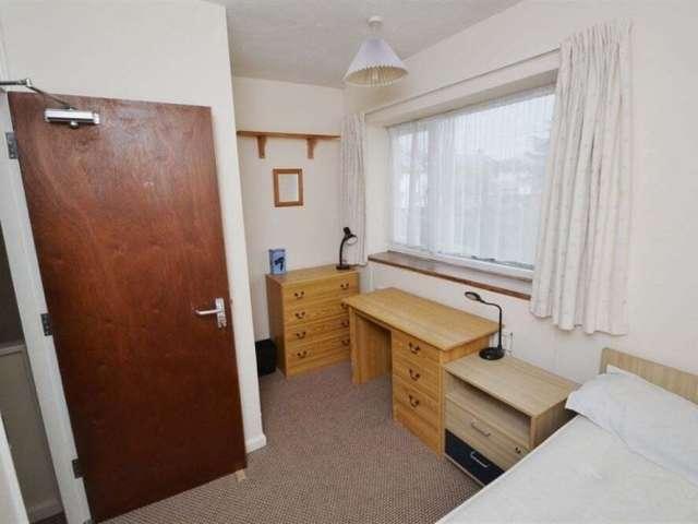 Room in shared flat for rent in Clifton Estate North