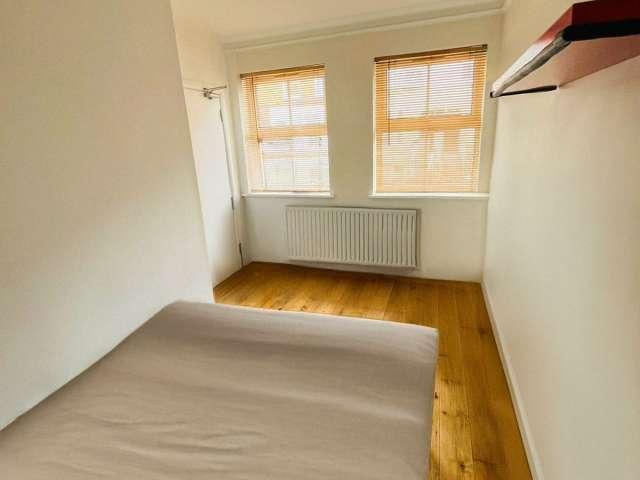 Room in shared flat for rent in Coldharbour, London