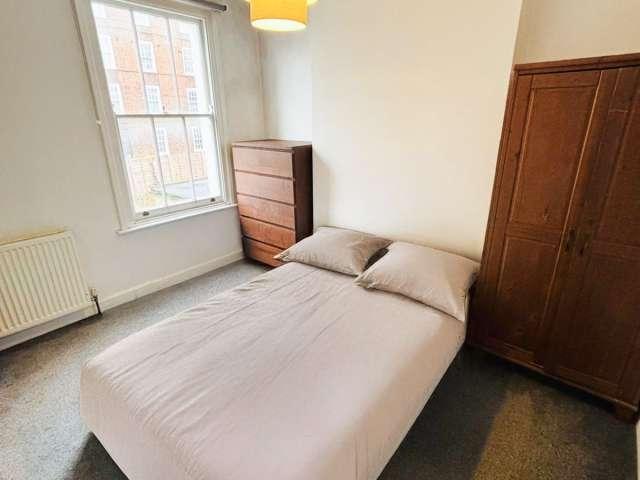 Room in shared flat for rent in Ferndale, London