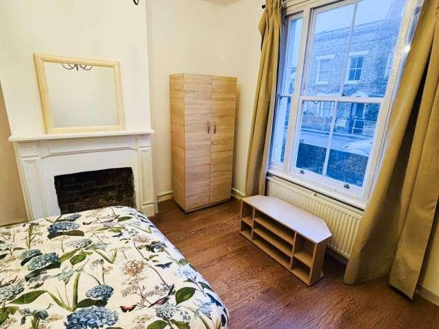 Room in shared flat for rent in Ferndale, London