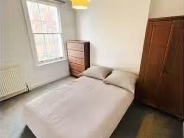 Room in shared flat for rent in Ferndale, London