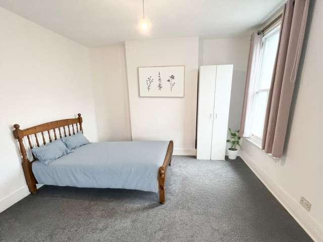 Room in shared flat for rent in Ferndale, London