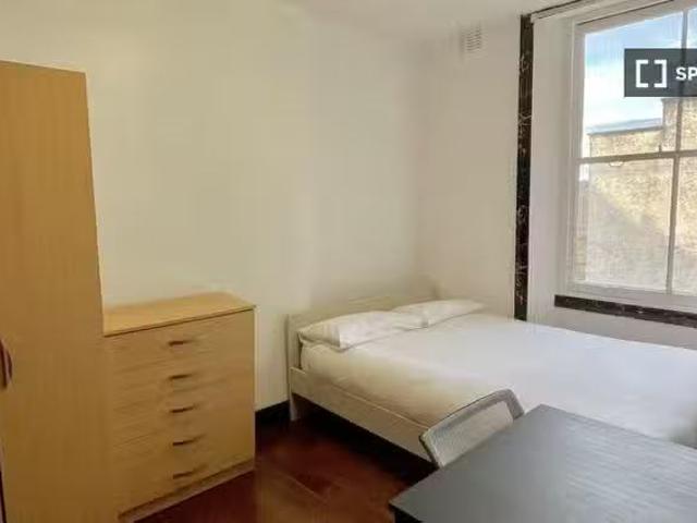 Room in shared flat for rent in Harrow Road, London