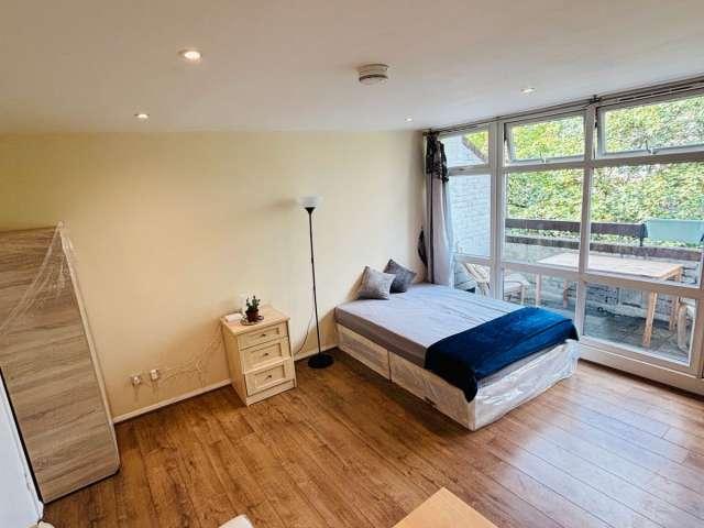 Room in shared flat for rent in Larkhall, London