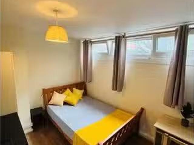 Room in shared flat for rent in Latchmere, London