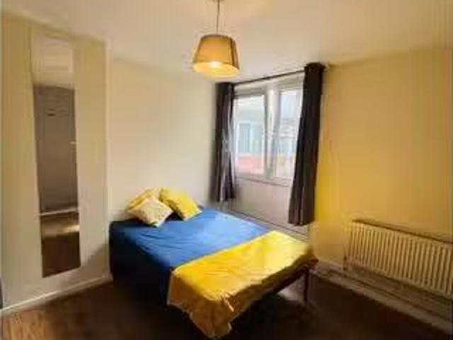 Room in shared flat for rent in Latchmere, London