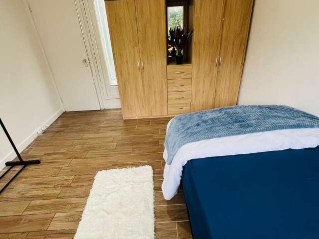 Room in shared flat for rent in London