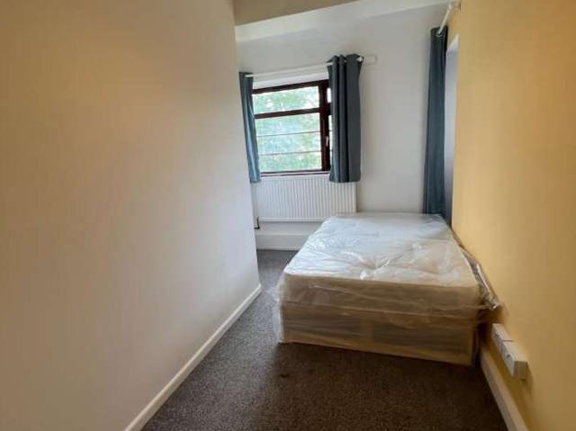 Room in shared flat for rent in Thornton, London