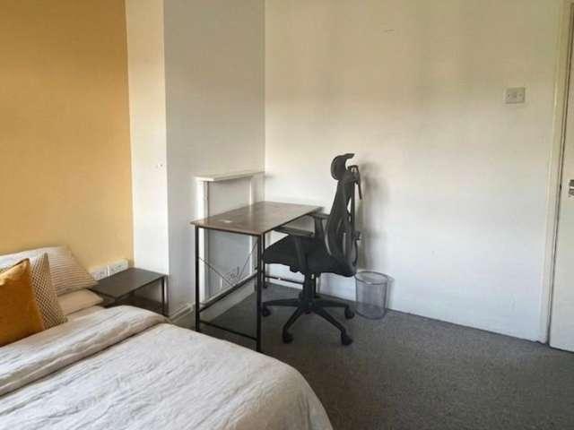 Room in shared flat for rent in Thornton, London