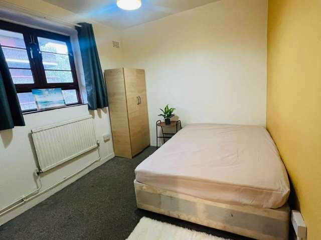 Room in shared flat for rent in Thornton, London