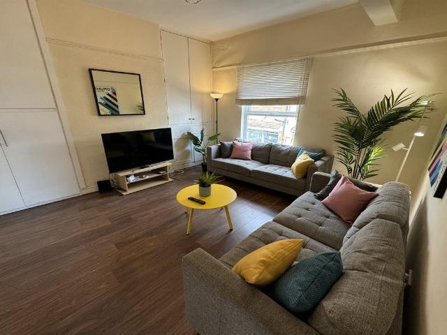 Room In Shared Flat, High Rd, Beeston NG9, 1 bed flat to rent, £585 pcm | PrimeLocation