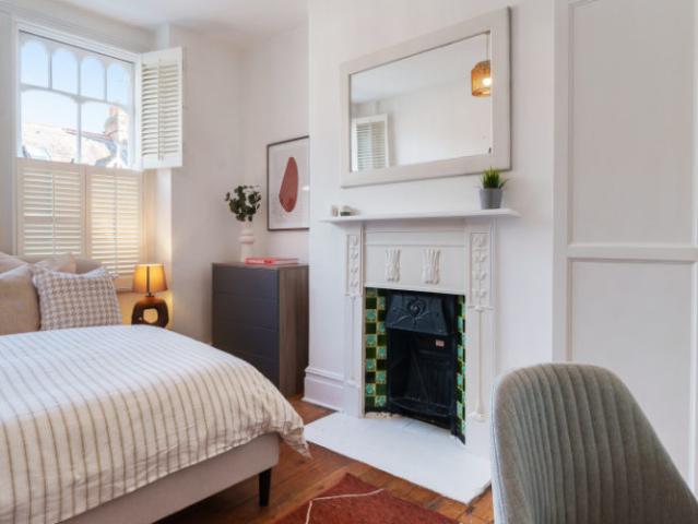 room in Shepherd's Bush