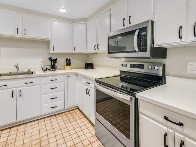 Room in Southwest Waterfront on a flexible lease