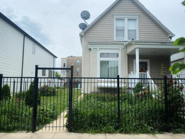 Room in Spacious house Logan square