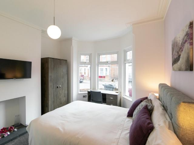 room in Thames Avenue, Reading