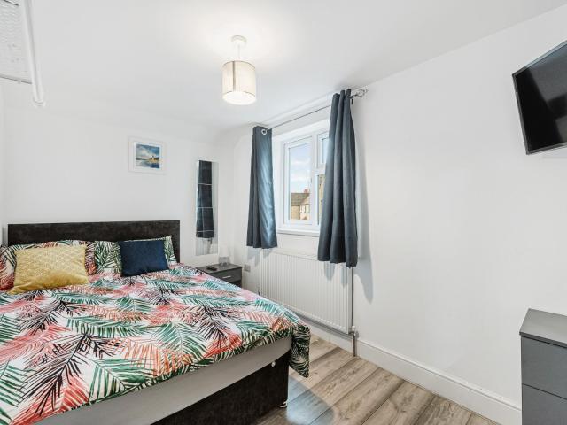 room in The Crescent, Acton, W3