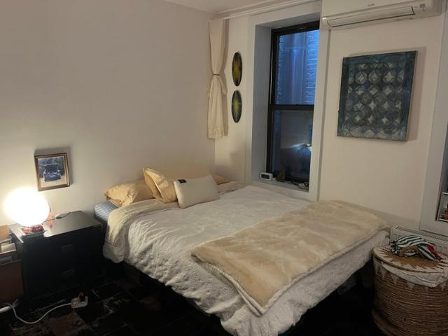 Room in the heart of Chinatown 1 month subletter