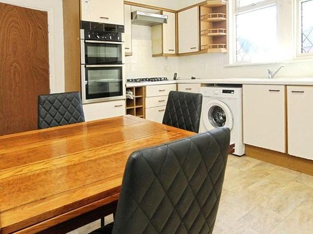 Room in Thornton Heath