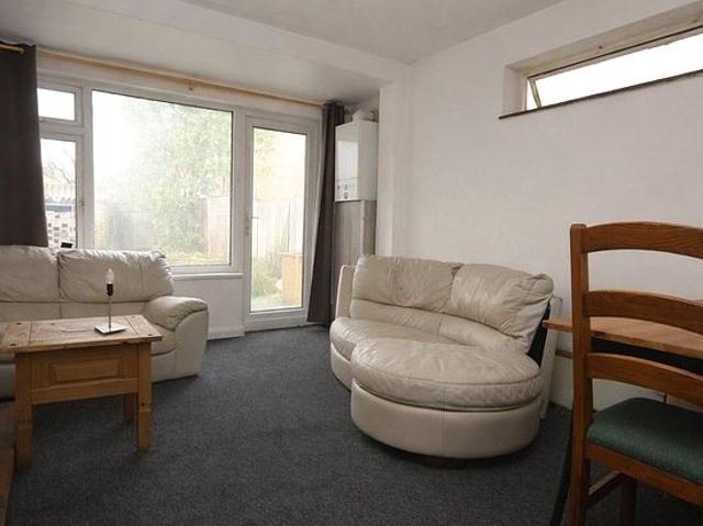 Room in Thornton Heath