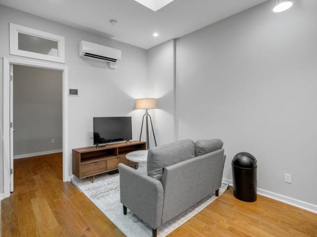 Room in Upper East Side on a flexible lease