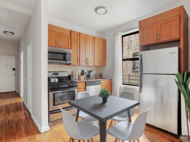 Room in Upper West Side on a flexible lease