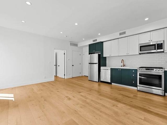 Room in Weho/Beverly Hills with En Suite Bath