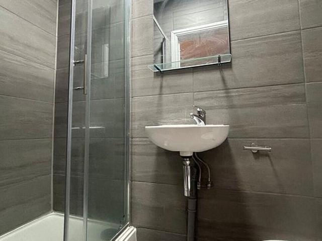 Room in West Bromwich