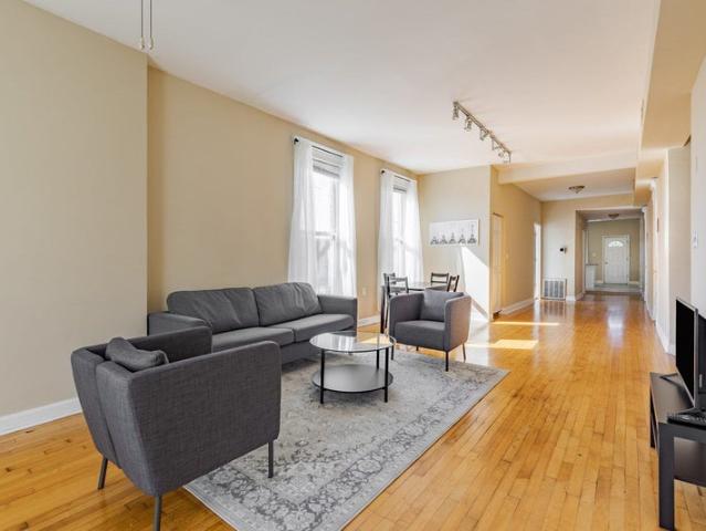 Room in Wicker Park on a flexible lease