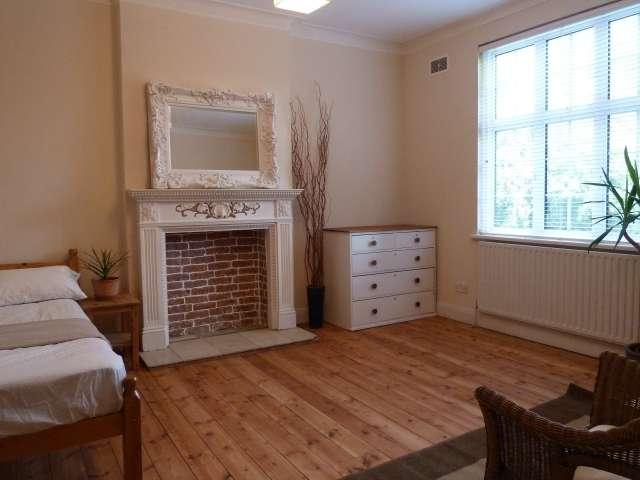 Room in 1 bedroom apt for rent, Streatham Wells
