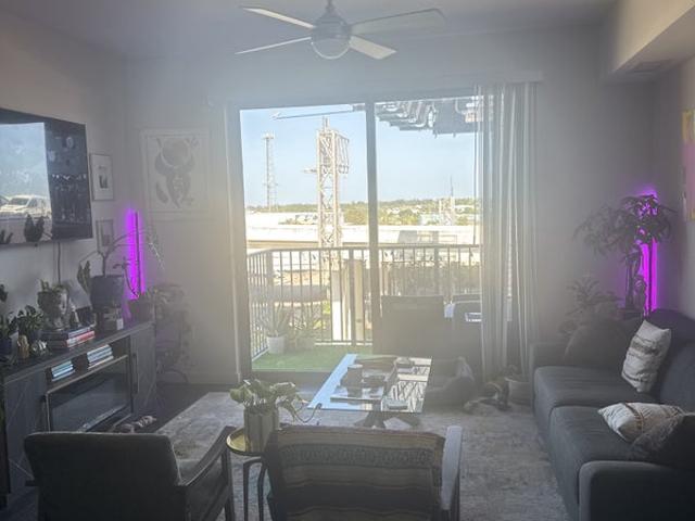 Room in 2 bed/2bath apt downtown st Pete