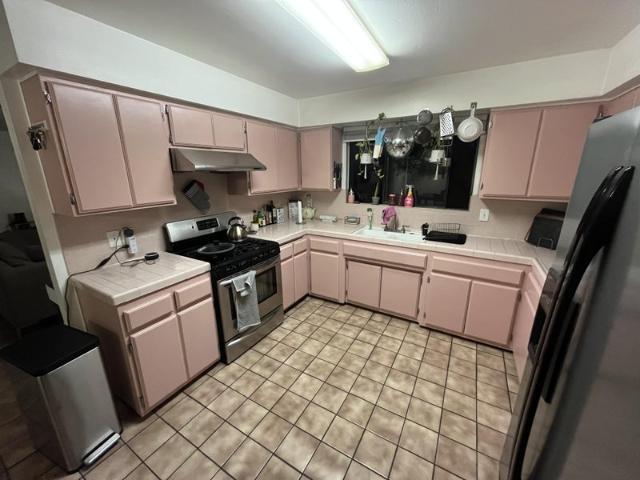 Room in 3 bdrm house sublet