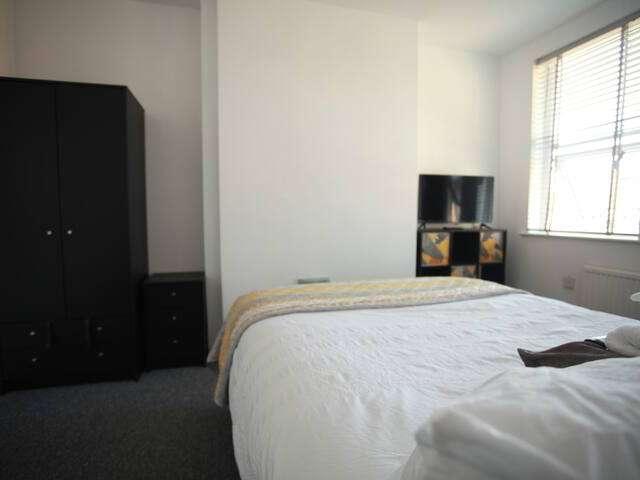 Room in 4 bedroom flat for rent in Nottingham