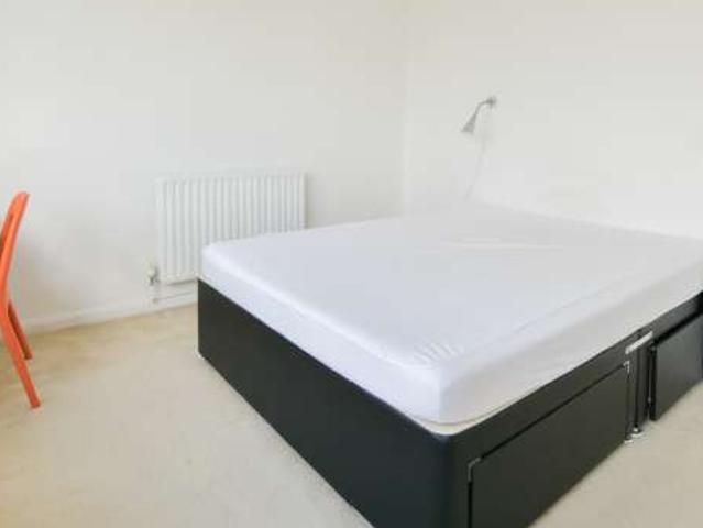Room in 4 bedroom flat for rent in London