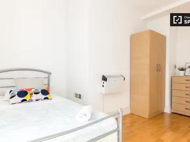 Room in 4 bedroom flatshare in Tower Hamlets, London