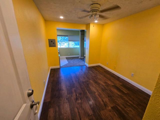 Room in 4bdrm townhouse w/ kitchenette